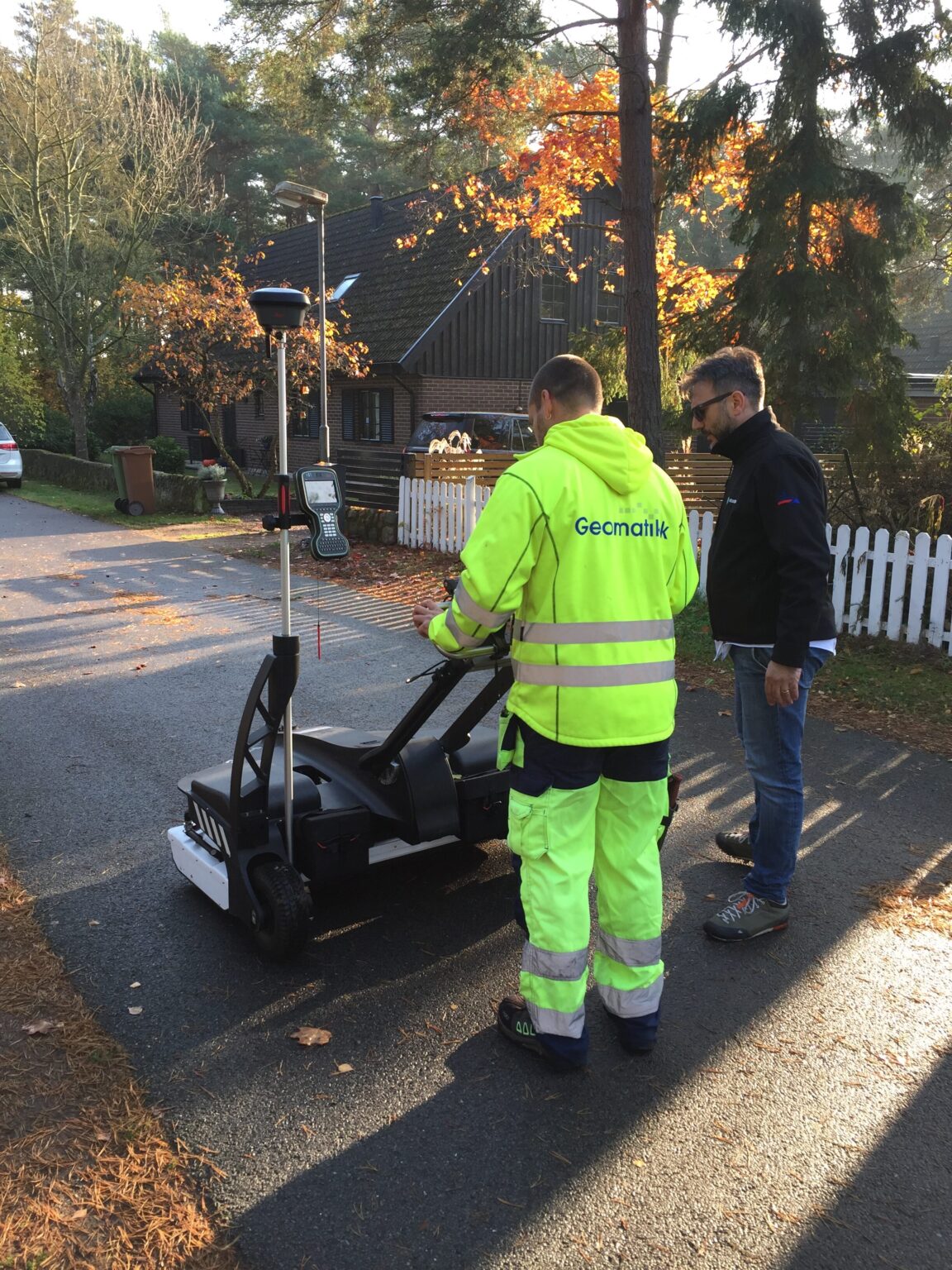 En portabel markradar som detekterar ledningar under mark i realtid ...